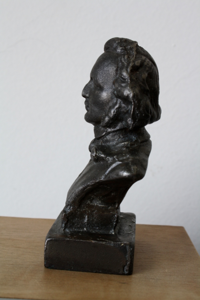 Tio Him & Co.: Patung dada besi Mendelssohn lawas / Vintage Mendelssohn ...