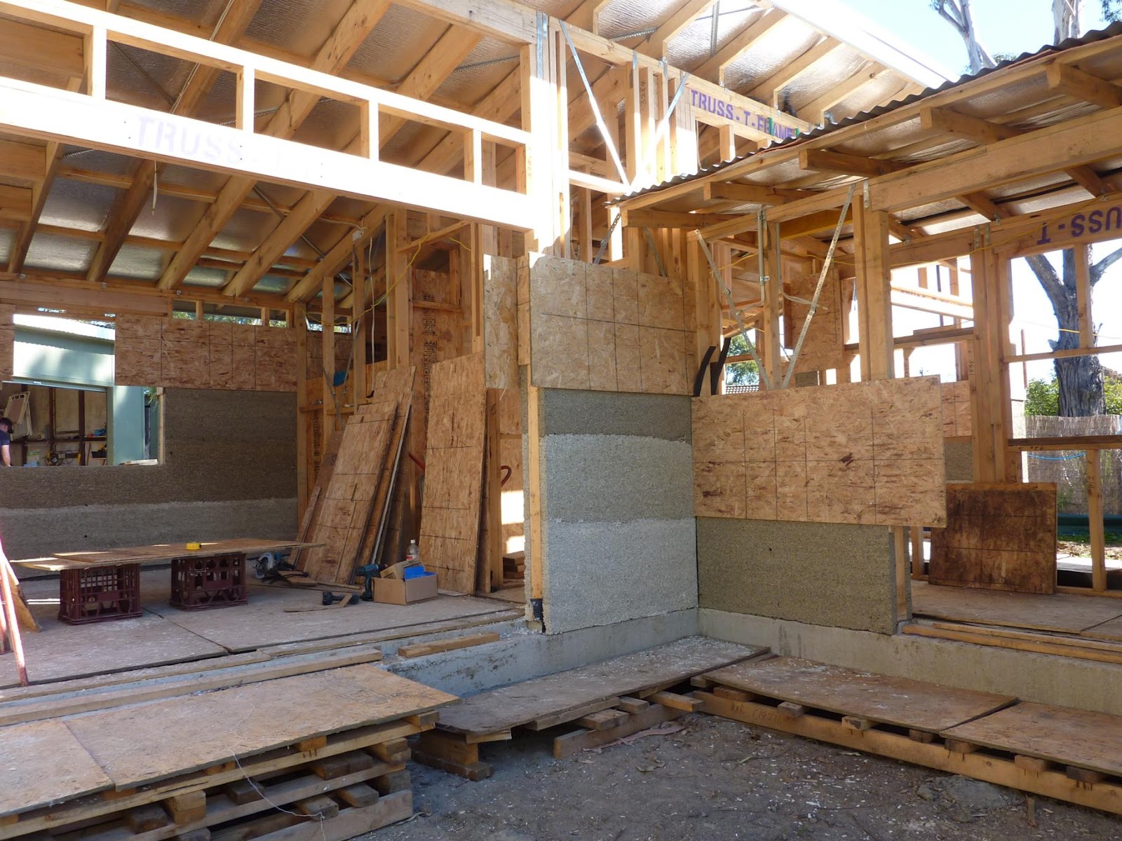 Culburra Hemp House: Help arrives at hemp building