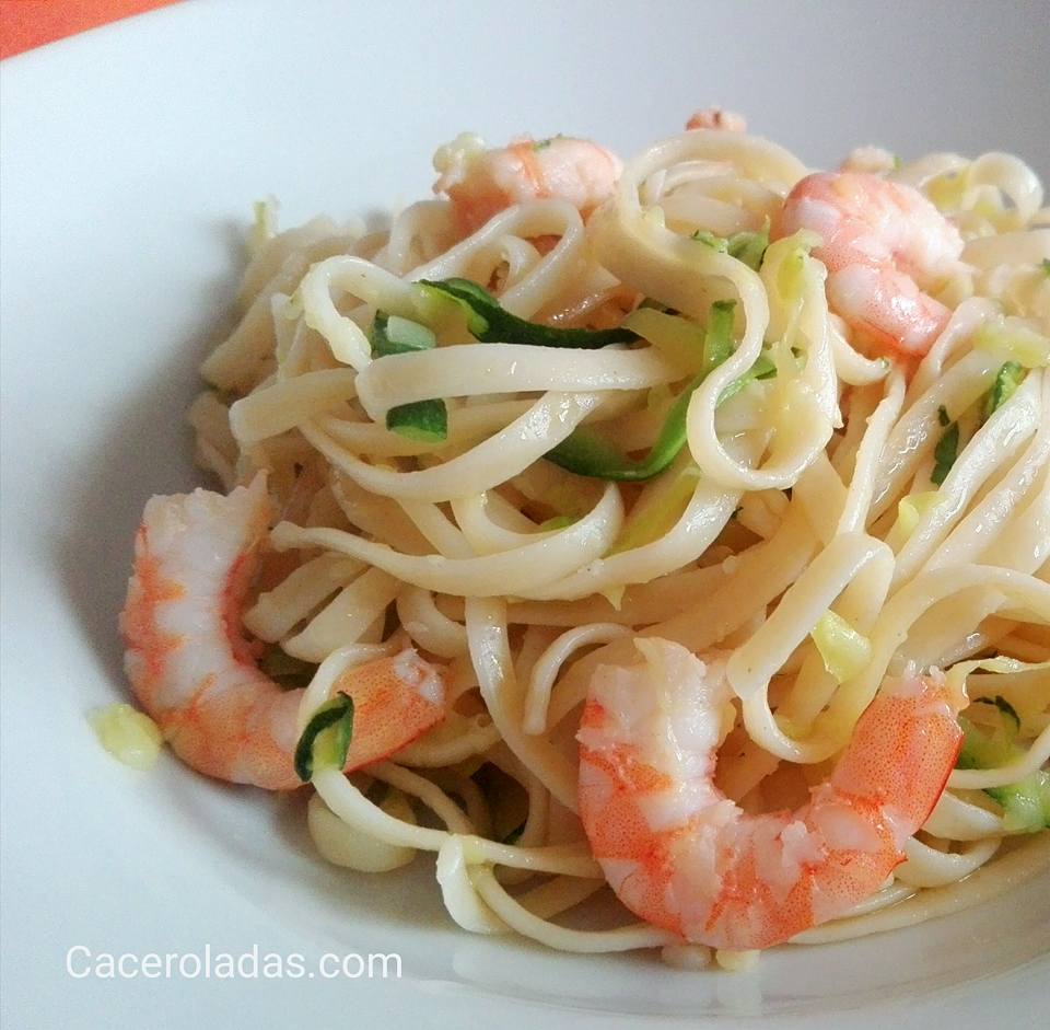 Tallarines de pasta y calabacín con langostinos | Caceroladas