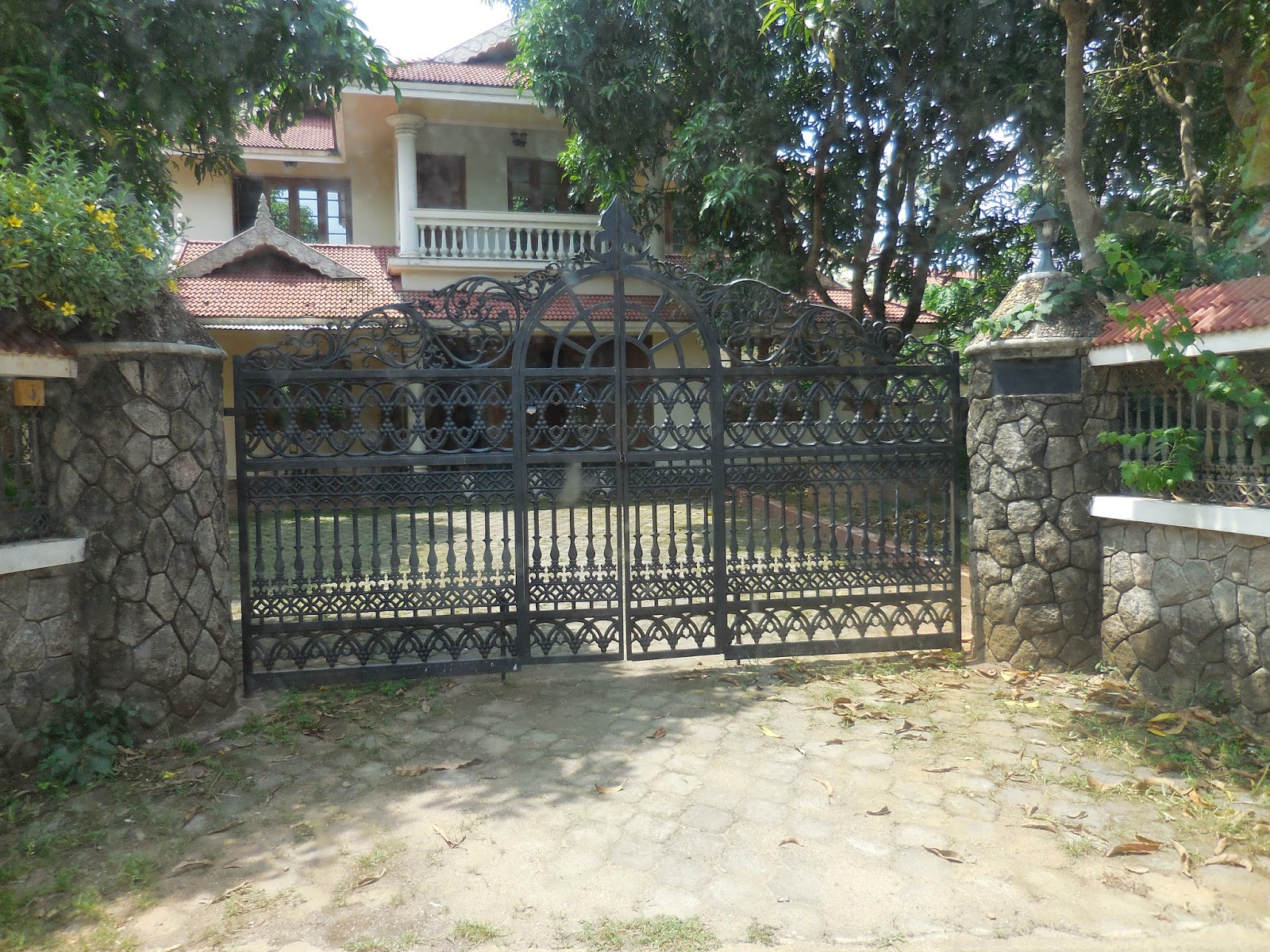 Kerala Gate Designs: House gate designs in Kerala, India.