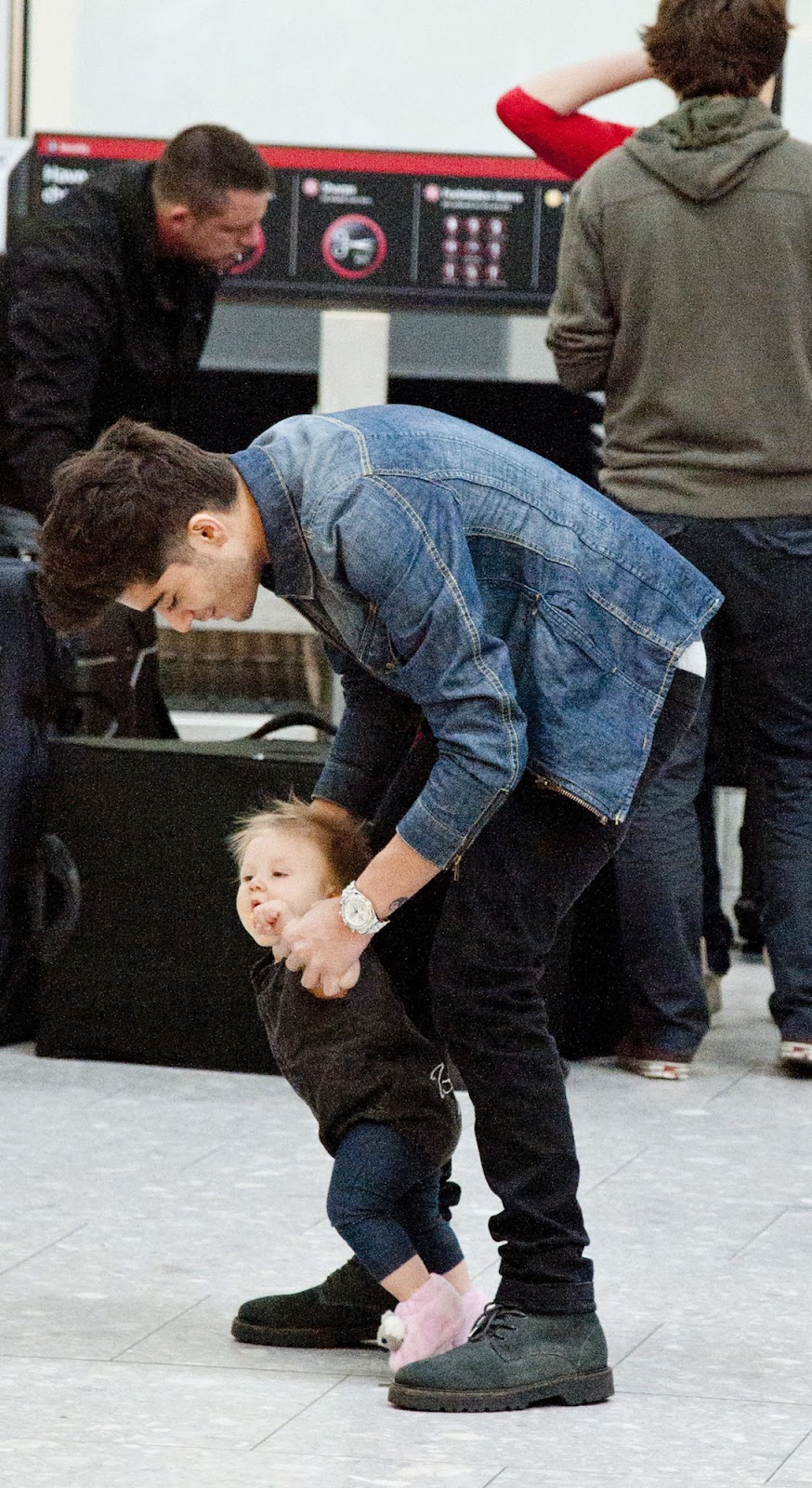 Celeb Saggers: SAGGER OF THE YEAR #6: Zayn Malik Sagging FCUK Boxers