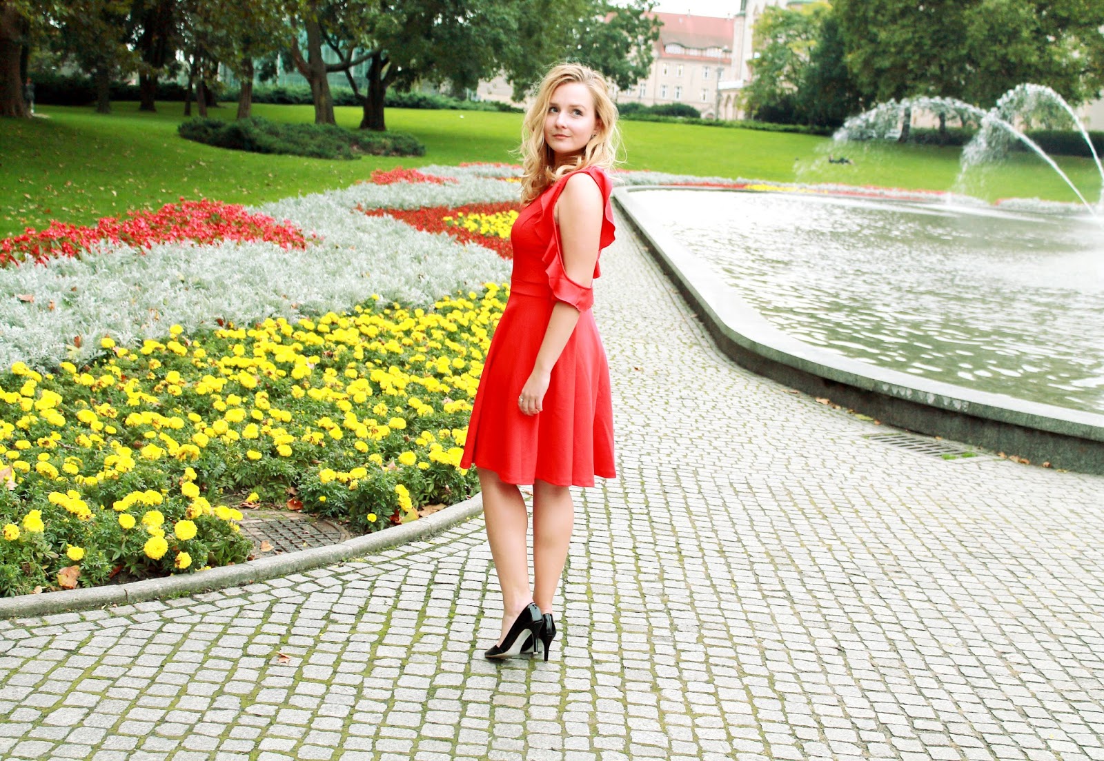 Fashion for your legs: Look inspiration 013 - Red dress & high heels