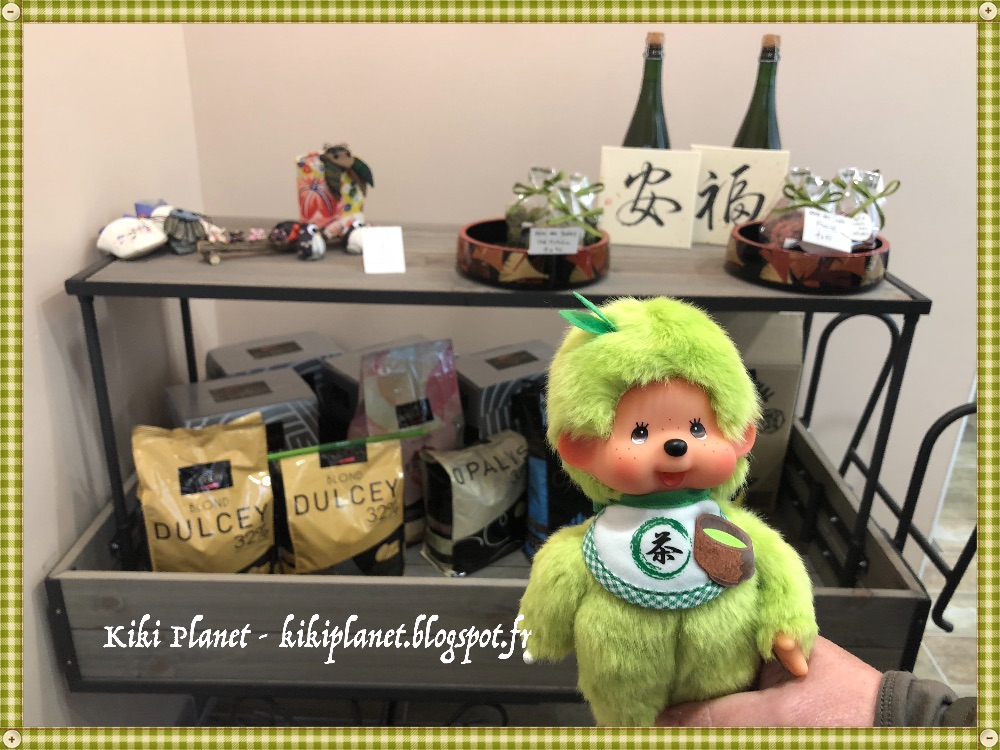 Kiki Planet: Yoshi le Monchhichi Matcha visite une Pâtisserie Japonaise