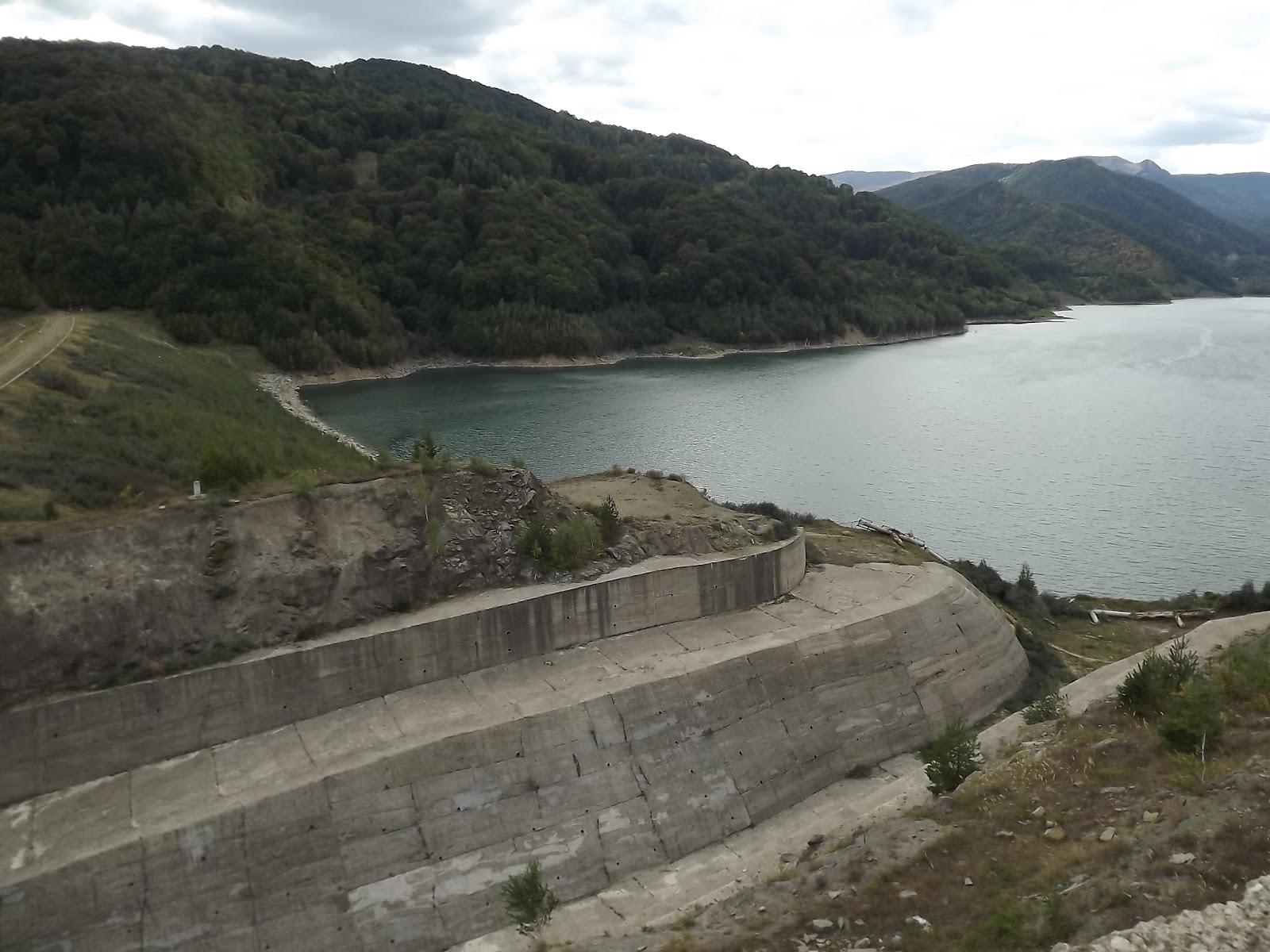 Turism Romania: Barajul si lacul de acumulare Siriu
