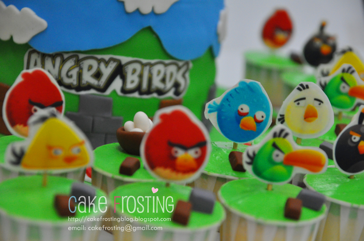 Cake Frosting: ANGRY BIRDS FLYING TO THE CAKE FROSTING