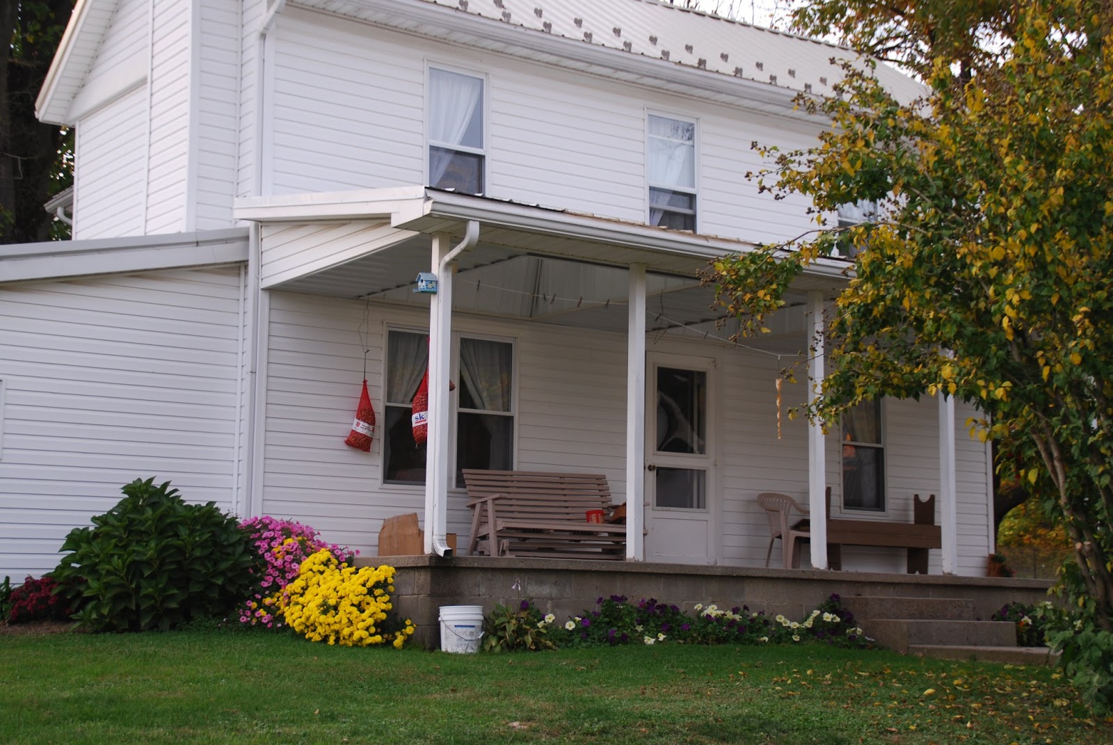 Amish Crossings with Karen Anna Vogel: The Amish on their front porches ...