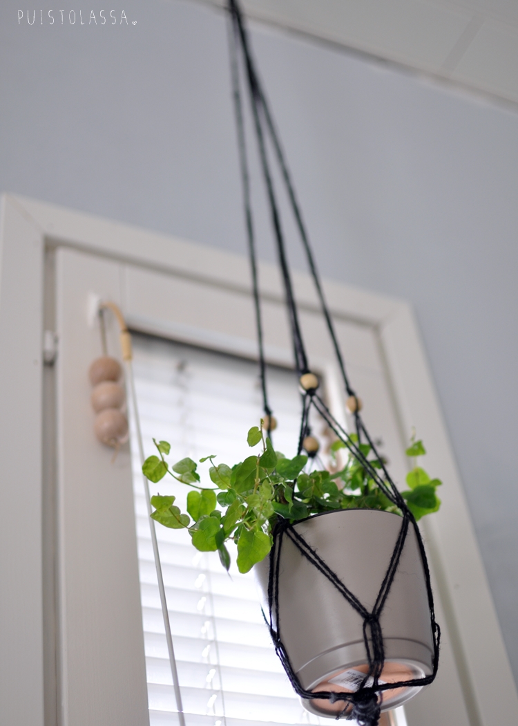 PUISTOLASSA: HELPPO DIY MAKRAMEE-AMPPELI