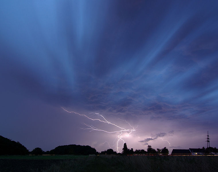 Scientific Explorer: Lightning Part 1: Lightning Begins With a Thundercloud