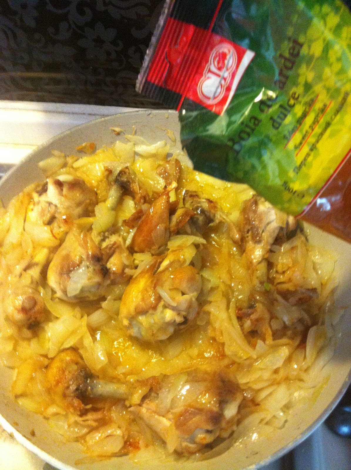 ARMONIE IN BUCATARIE: Paste cu pulpe de pui si ceapa