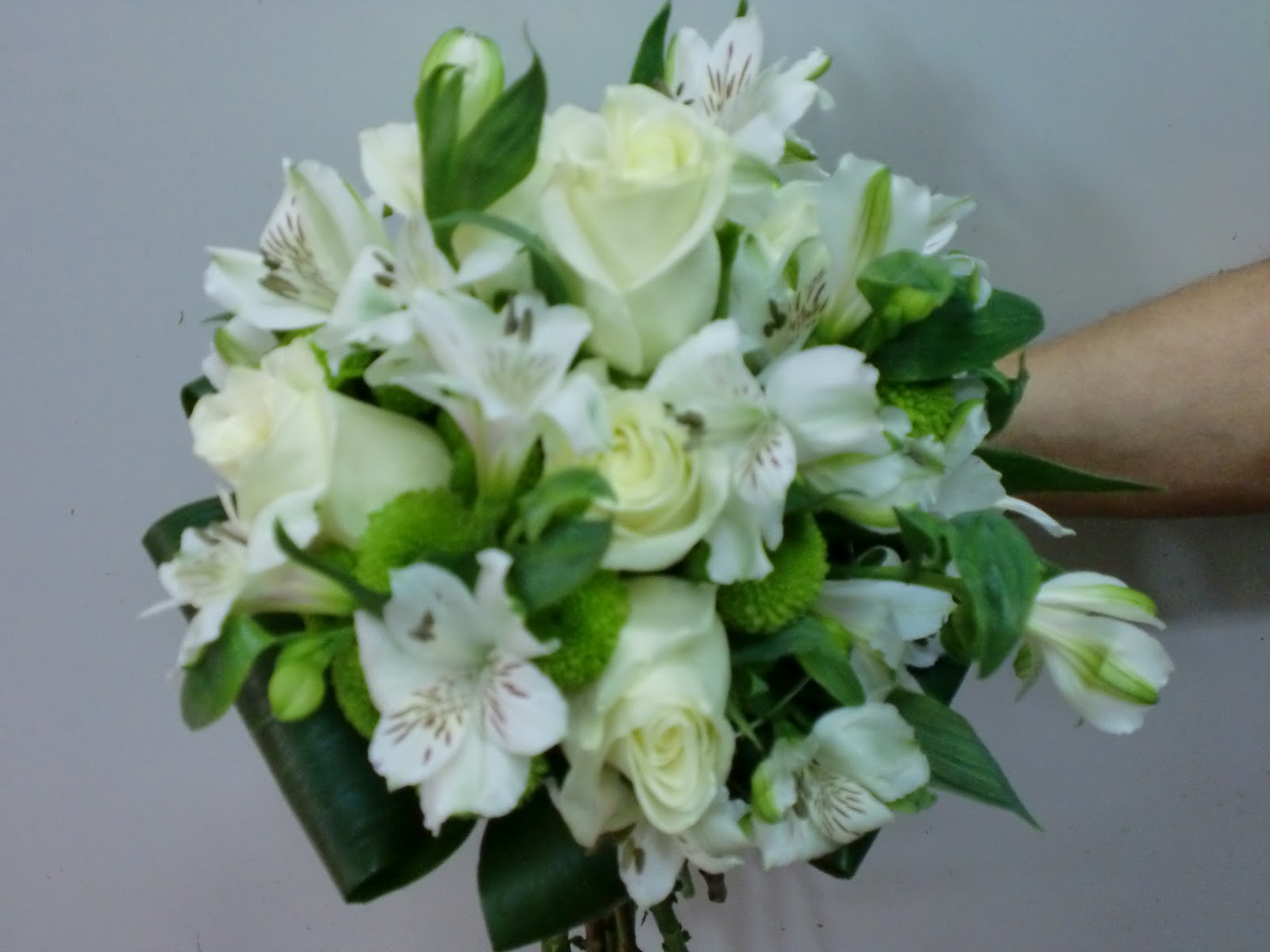 Ramos de novia GUALI: bouquet de rosas y astromelias