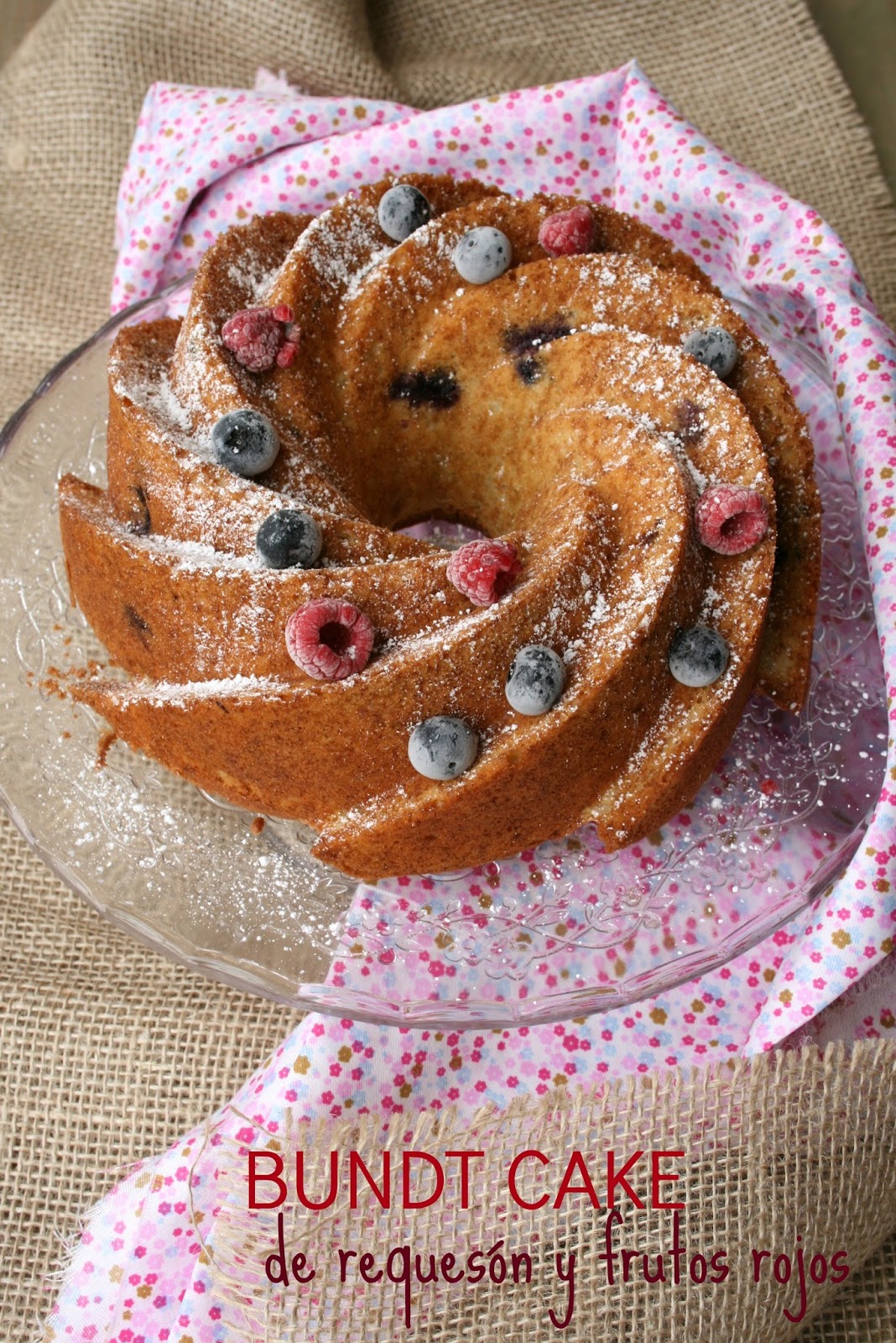 BUNDT CAKE DE REQUESÓN Y FRUTOS ROJOS | El Ágora de Ángeles