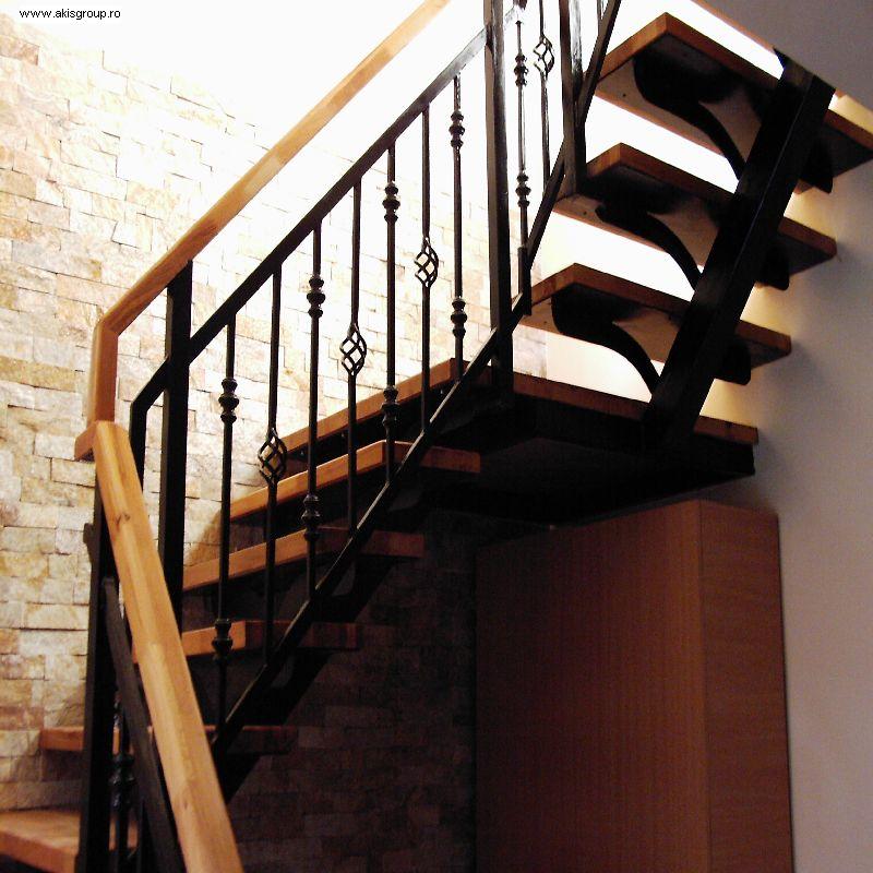 scari interior: SCARI CU BALUSTRADE FIER FORJAT