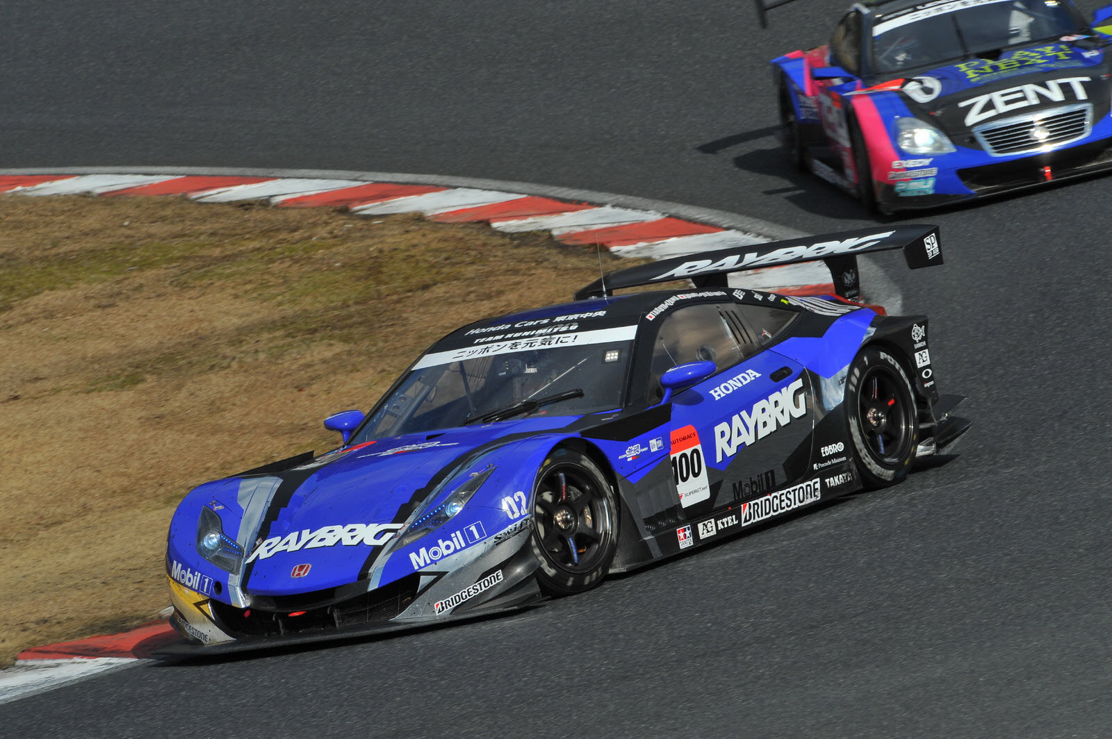 2012 AUTOBACS SUPER GT : Dead heat race through the final lap. ZENT ...