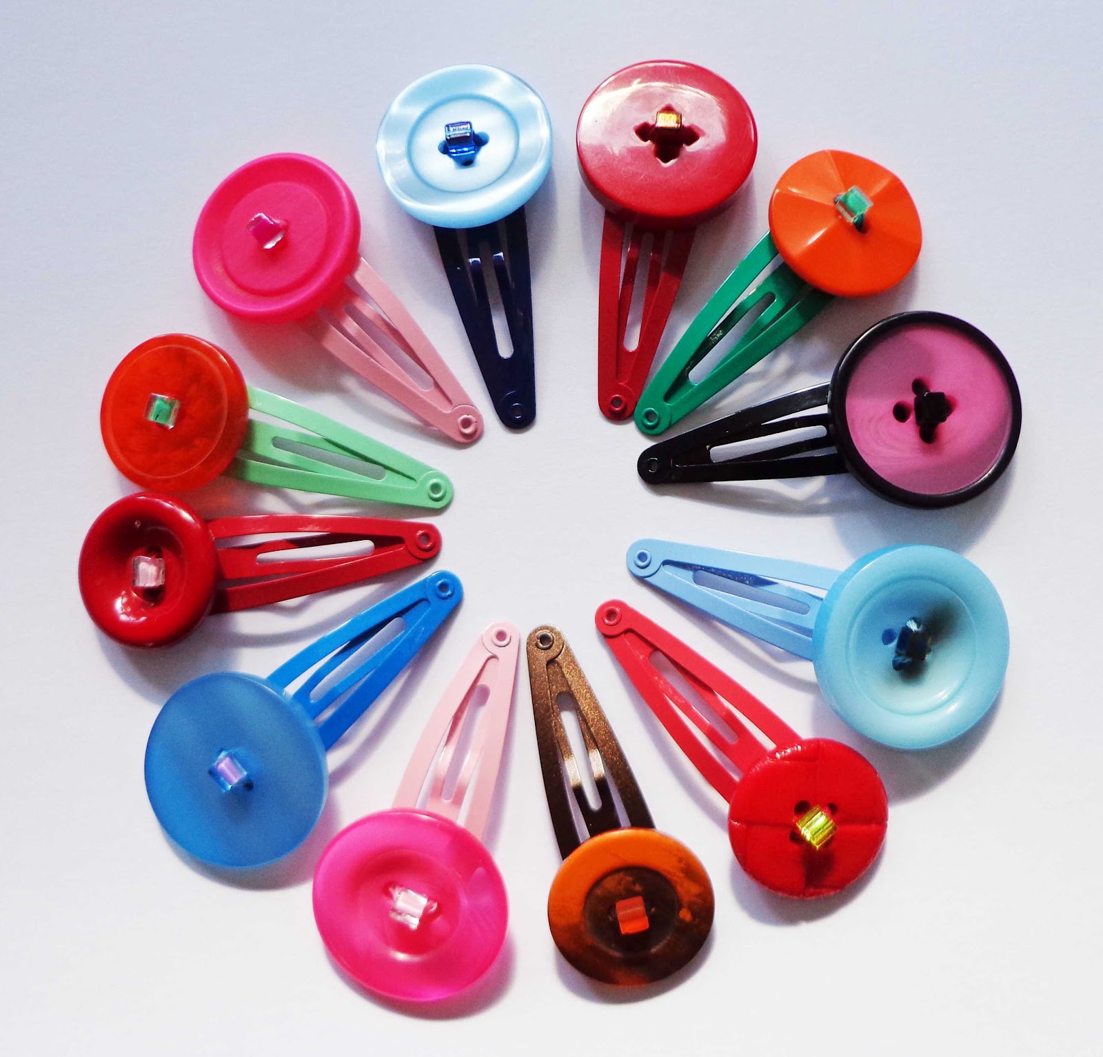 Hippystitch: New Button Hairclips