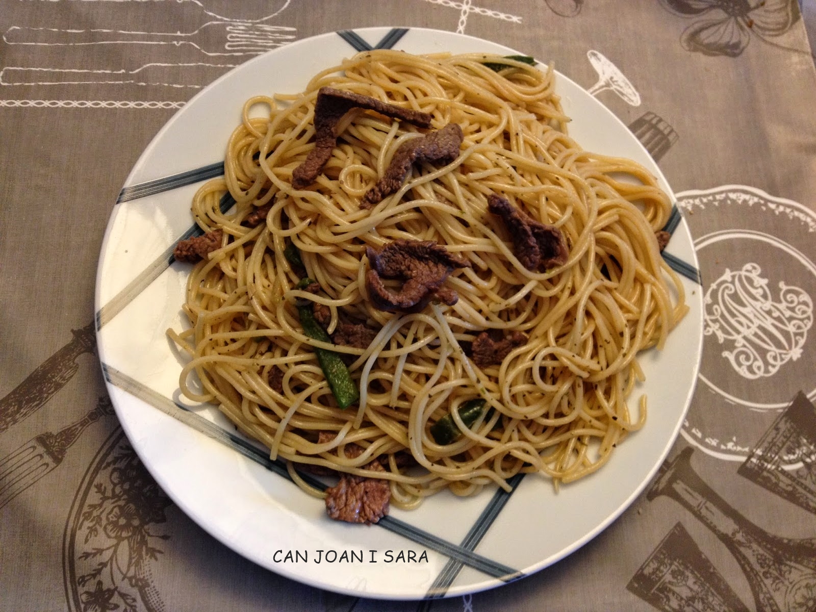 CAN JOAN I SARA: ESPAGUETIS CON TERNERA Y PIMIENTO EN SALSA WOK "KIKKOMAN"