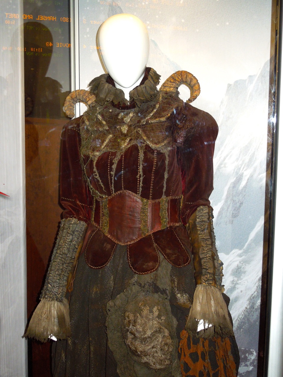 Hollywood Movie Costumes and Props: Jeremy Renner and Gemma Arterton ...