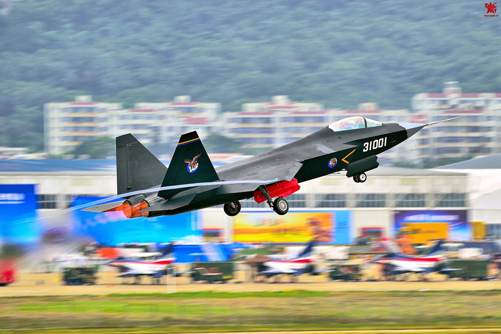China Defense Blog: Hi-res photos of the day: J-31 at Zhuhai