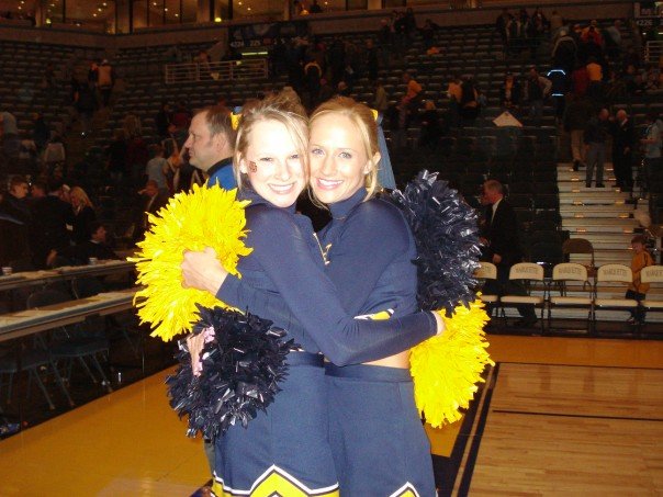 drakesdrumuk: Marquette Cheerleaders Hug It Out