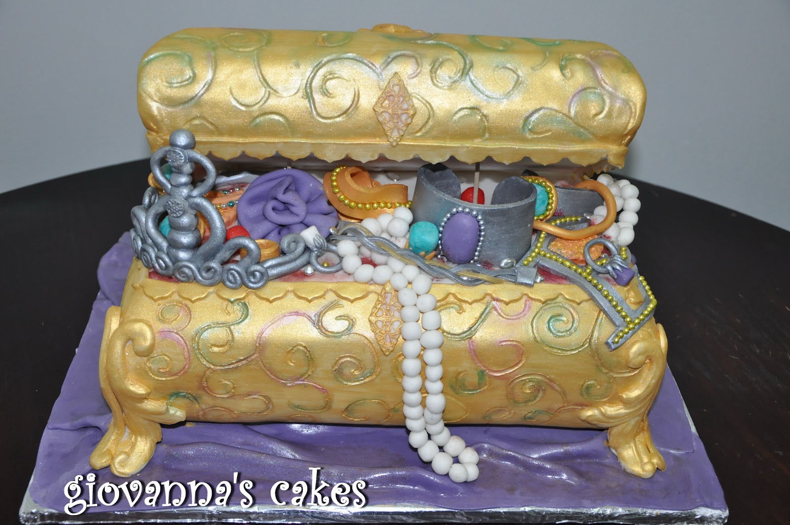 giovanna's cakes: Jewelry box cake again