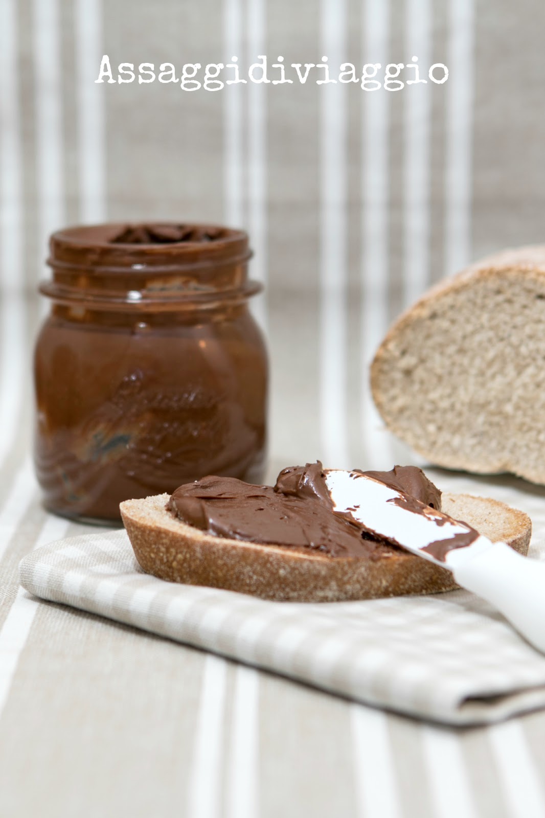 Pane di segale e crema spalmabile di cioccolato alle nocciole homemade ...