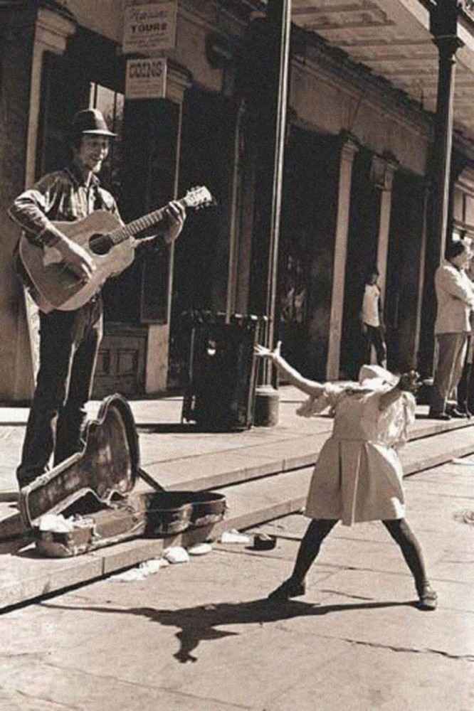21 Emotional Vintage Pictures Show People With Their Joy ~ Vintage Everyday