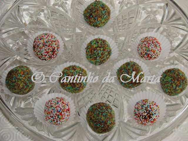 O Cantinho da Marta: Bolinhas de Chocolate e Bolacha