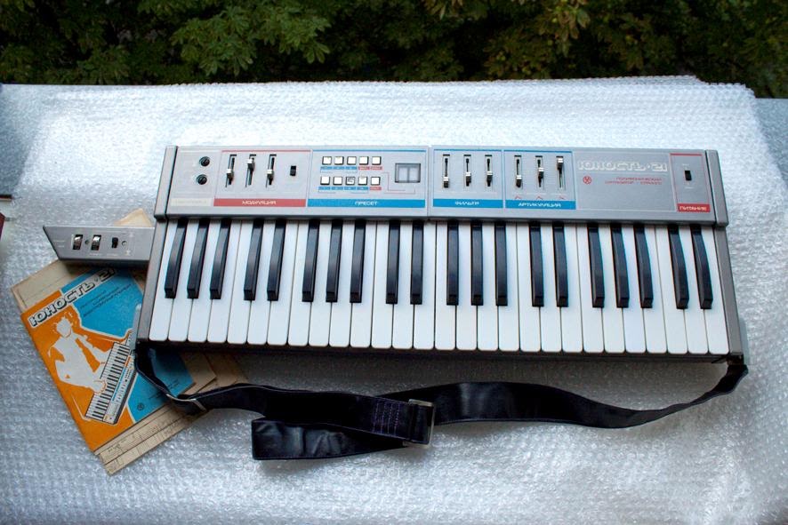 MATRIXSYNTH: JUNOST-21 Vintage Soviet Analog Keytar