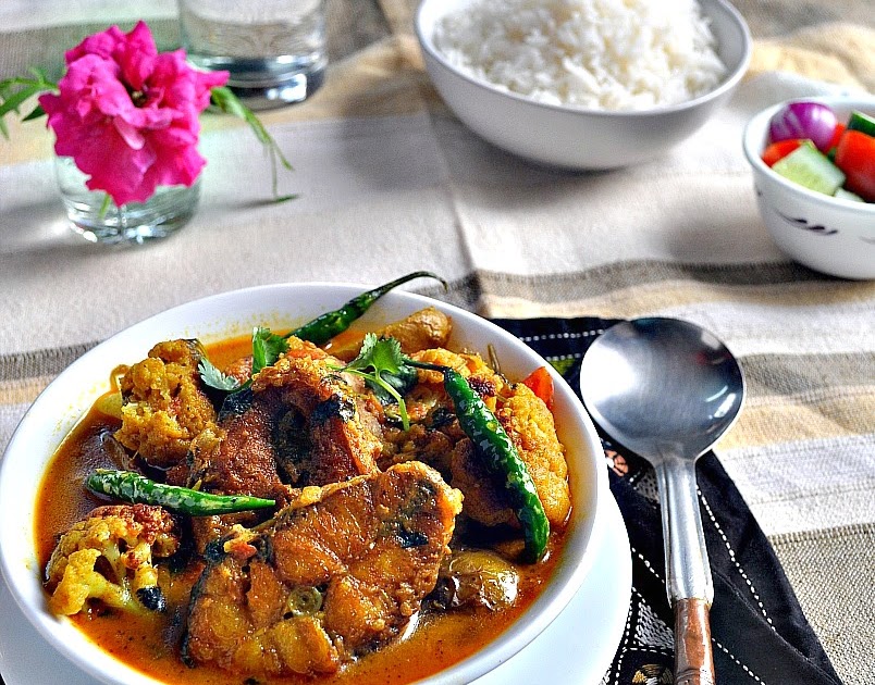 A Homemaker's Diary: Fulkopi Die Macher Jhol (Light Fish Curry with ...