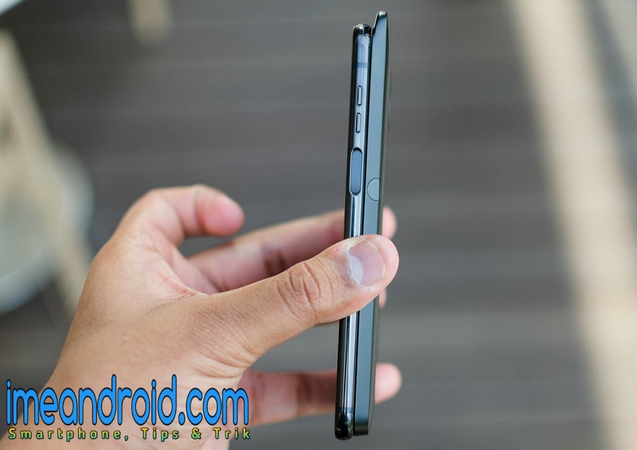 Tidak hanya dengan hardware yang gahar dengan memiliki desain yang mewah moto z3 ini ...