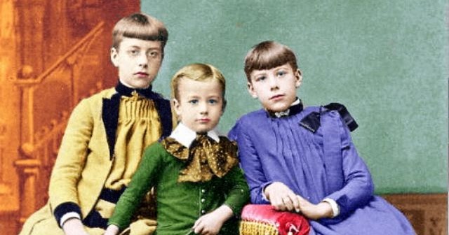 44 Incredible Colorized Photos That Show What Kids Wore Over 100 Years ...