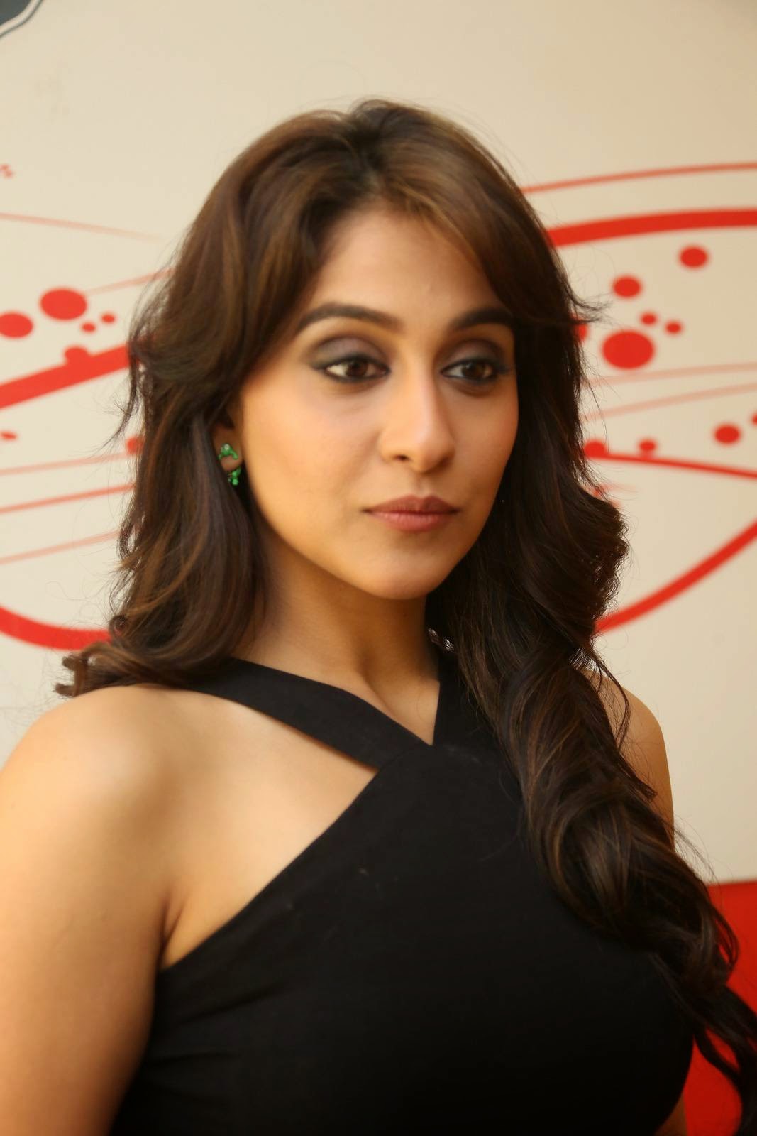 Regina Cassandra Looks Gorgeous in Short Black Dress at Big FM Full ...