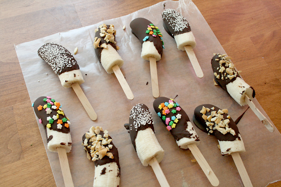 Love Your Mother: Chocolate Dipped Frozen Bananas...on a stick