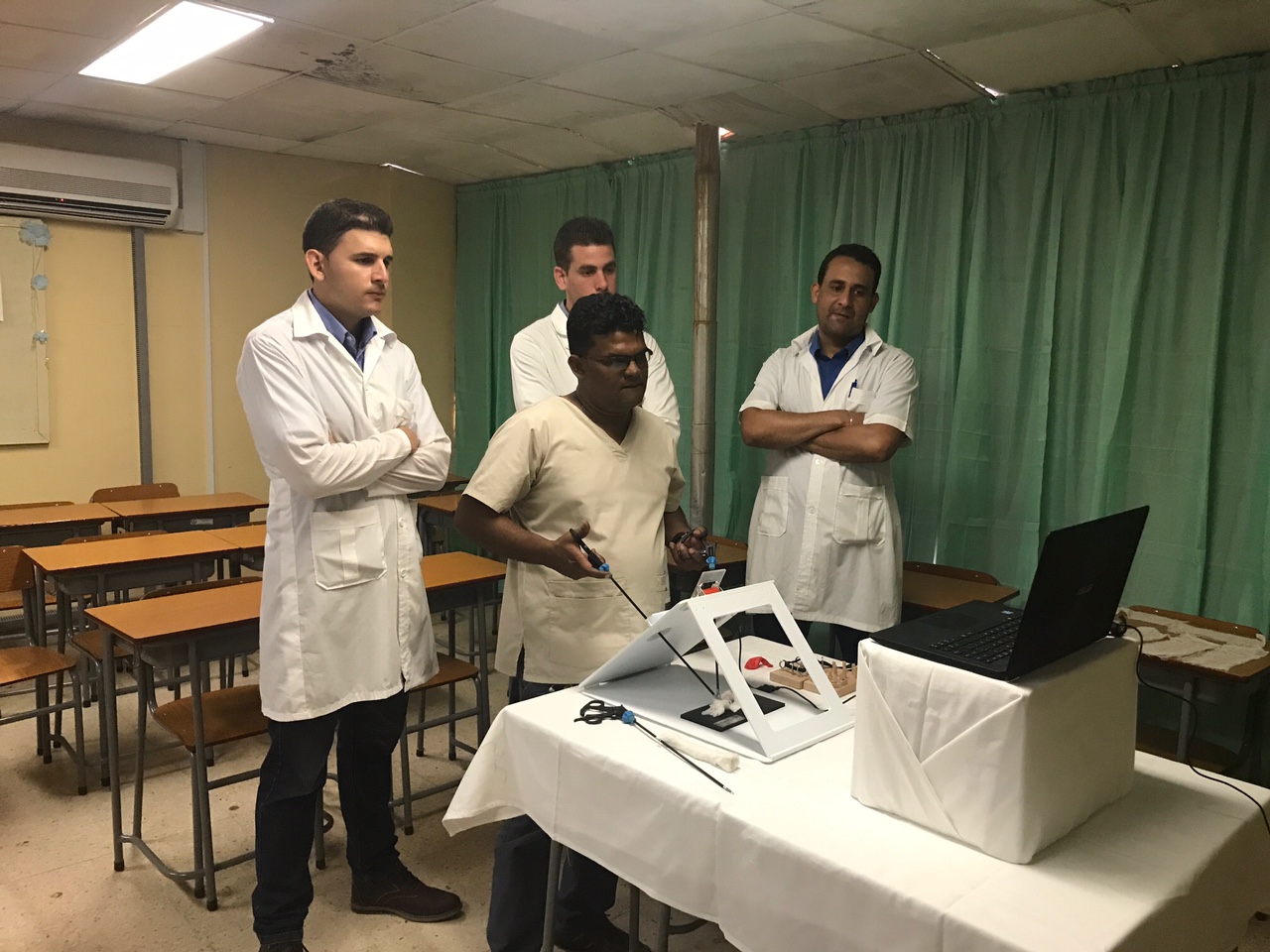 VERDAD CUBANA: MÉDICO DE GUYANA SE ADISTRA EN CIEGO DE ÁVILA EN CIRUGÍA ...