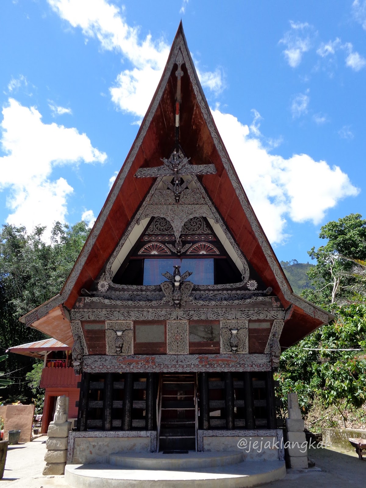 mengintip budaya di museum batak tomok | BludStory