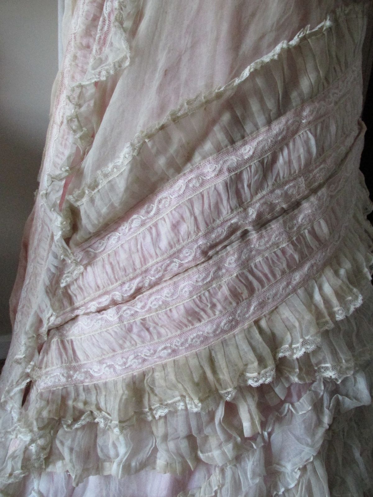 All The Pretty Dresses: Too Stunning Frothy Pink & White Lace Summer ...