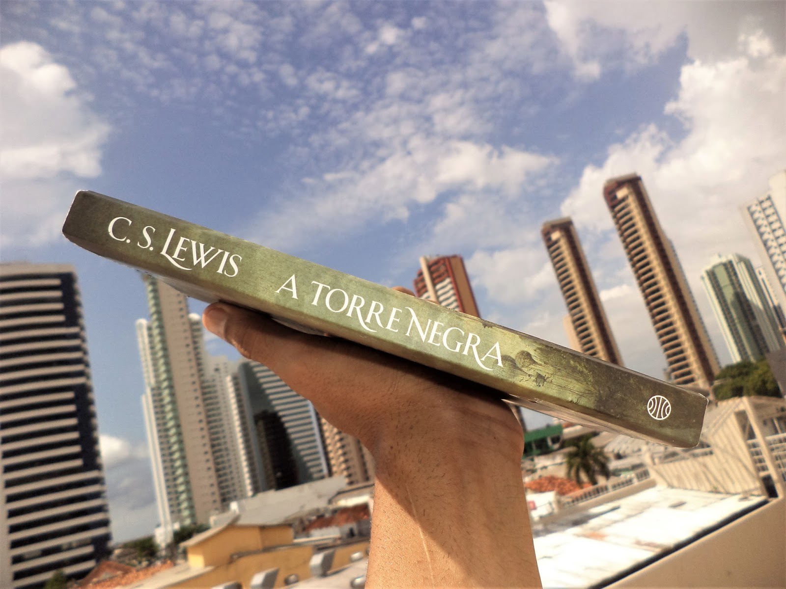 Corujando nos Livros: Resenha: A TORRE NEGRA - C. S. Lewis