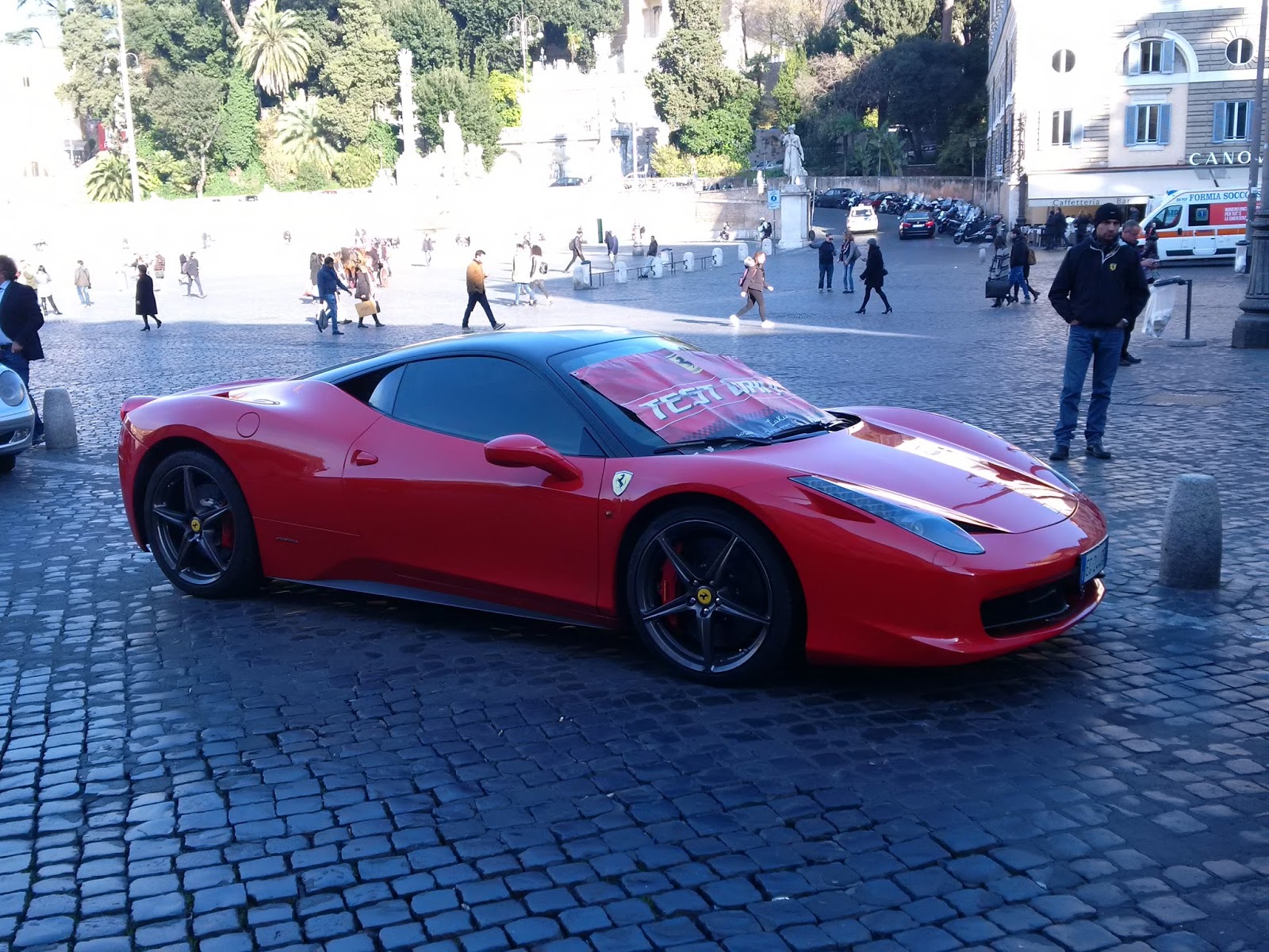ROMA FA SCHIFO: L'assurda storia della Ferrari rossa che adesca i ...