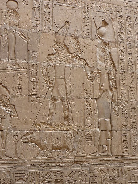 (Este relieve muestra la victoria de Horus frente a Seth, al cual ...