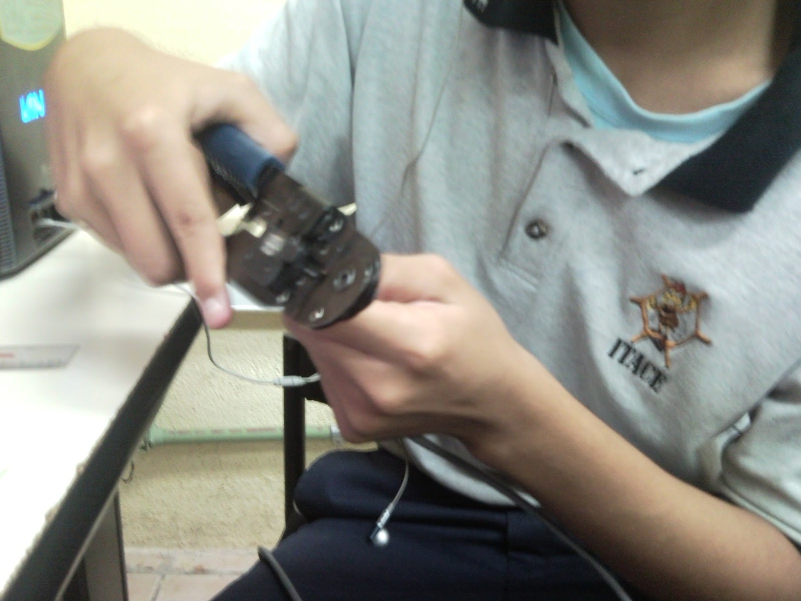 REDES: Reporte de mantenimiento y de elaboración de un cable de red