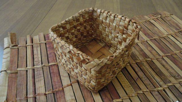 Giihlgiigaa - Haida Weaver: Weaving a plaited basket