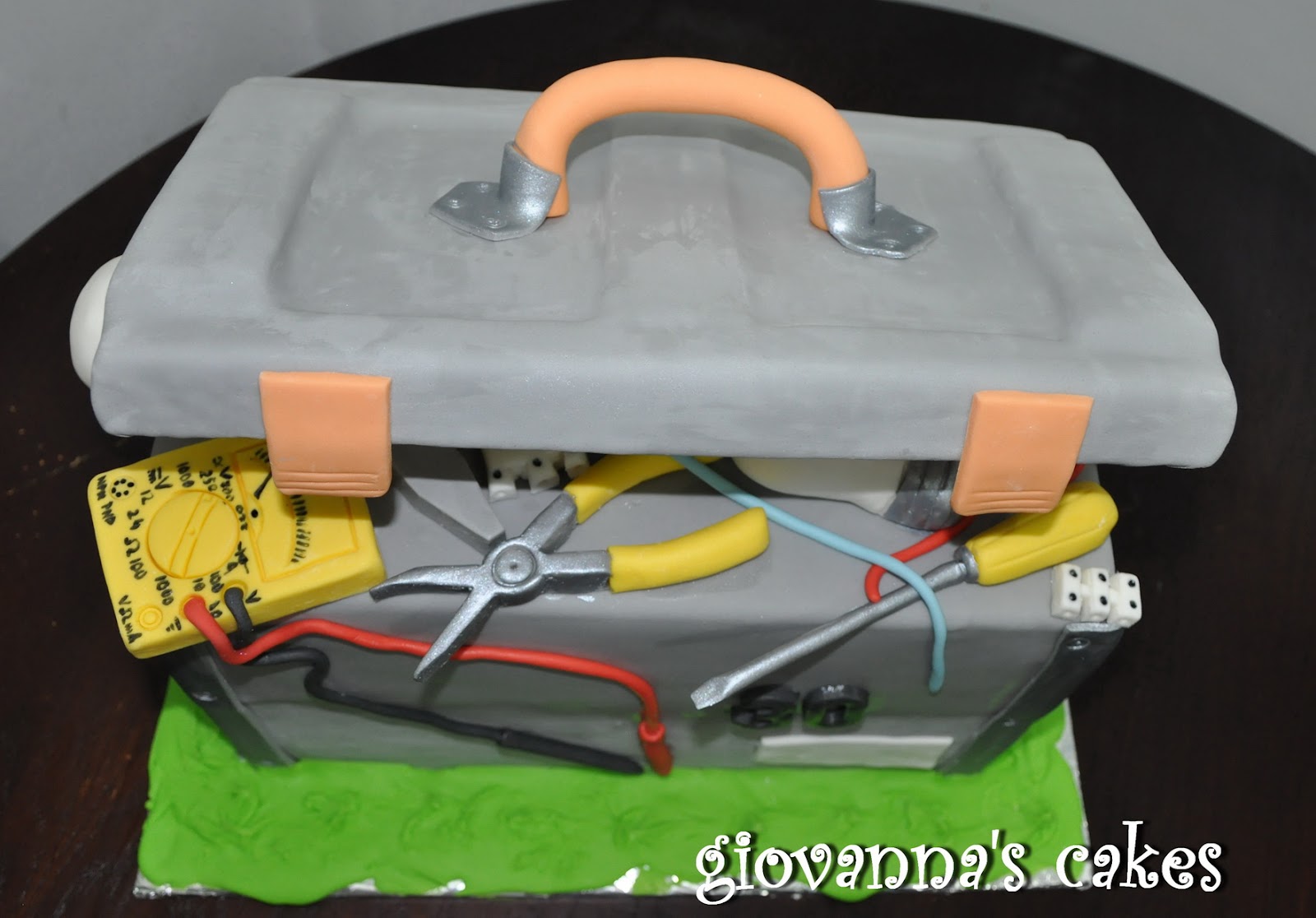 giovanna's cakes: Electrician's tool box cake