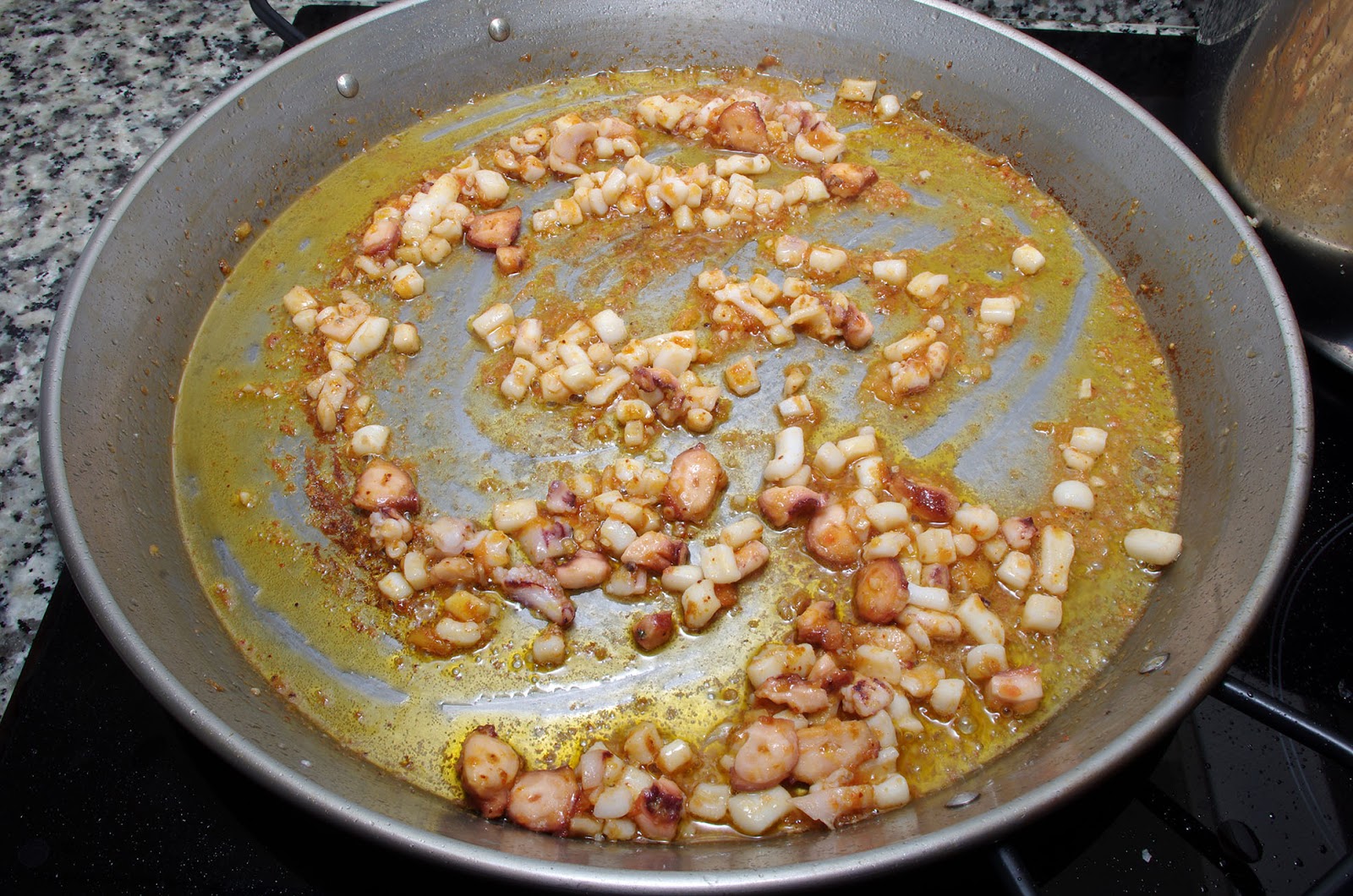 Fentdetutto: Arroz seco marinero de codium, chlorella y pulpo seco