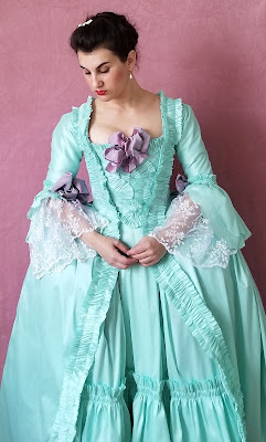 La Dauphine: Robe a la Francaise