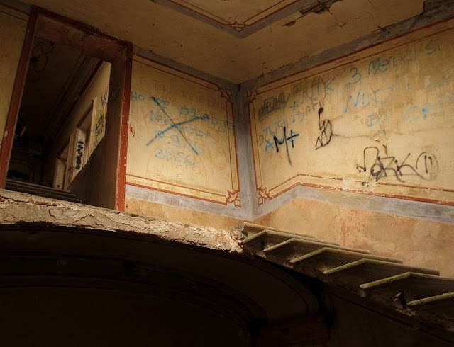 Italy’s Most Haunted House: Inside Villa De Vecchi Italy's Abandoned ...