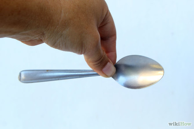 Ternyata begini cara trik sulap membengkokkan sendok. Kamu juga bisa ...