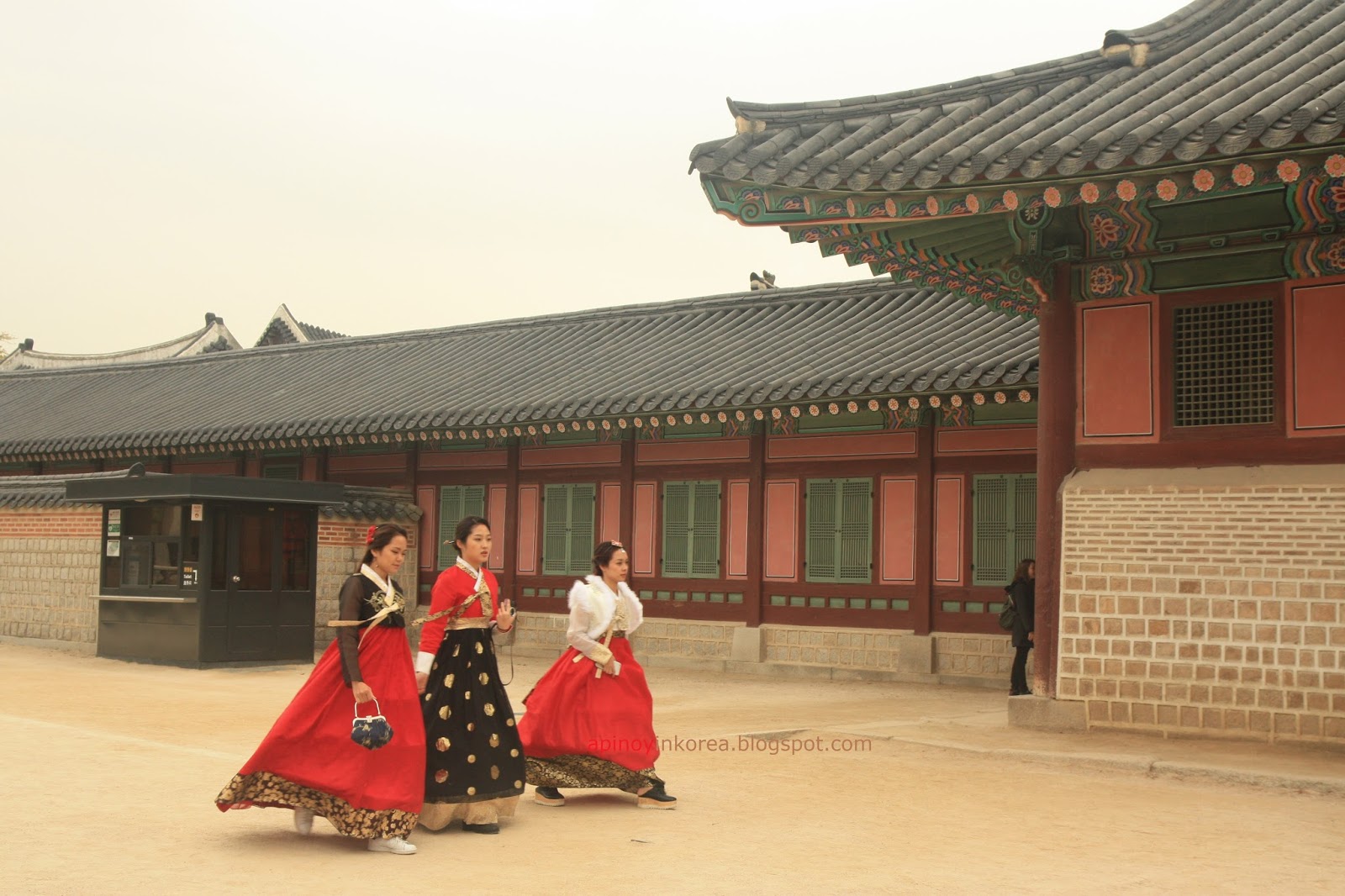 A Pinoy in Korea: Jewels In Gyeongbuk Palace: Visitors in Hanbok