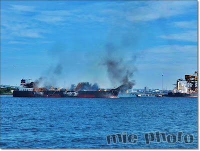 Gambar Kebakaran Kapal MT Bunga Alpinia Di Labuan | mie