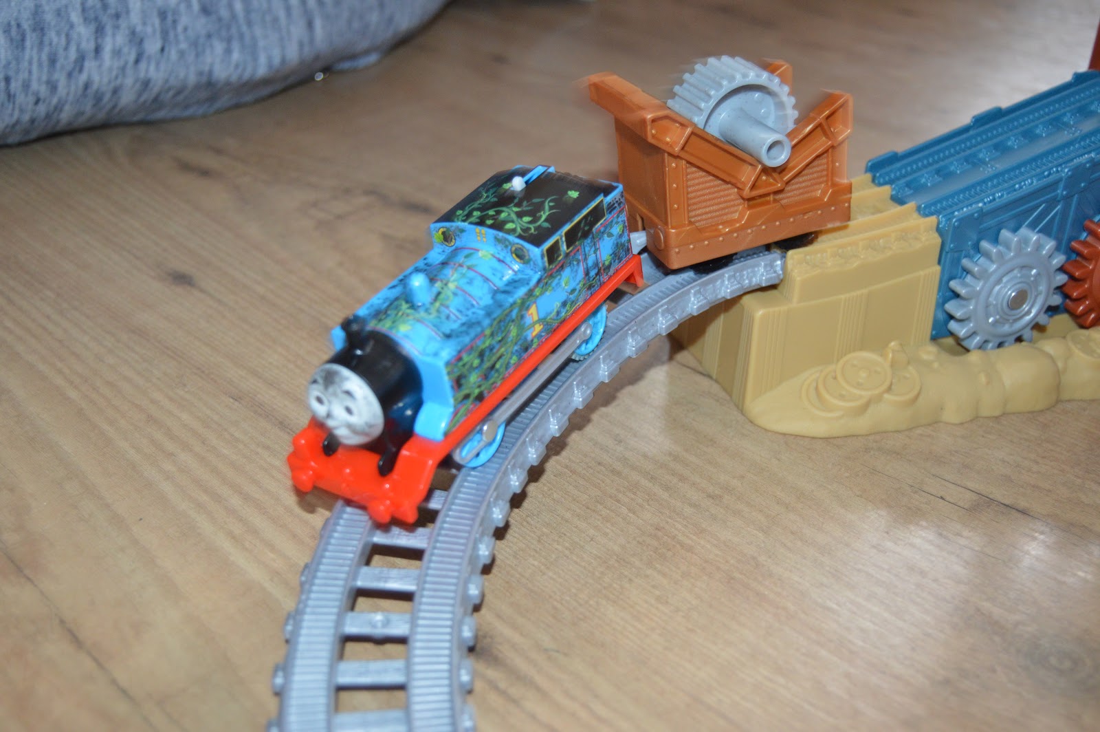 Playdays and Runways: Review - Thomas & Friends Trackmaster Scrapyard ...