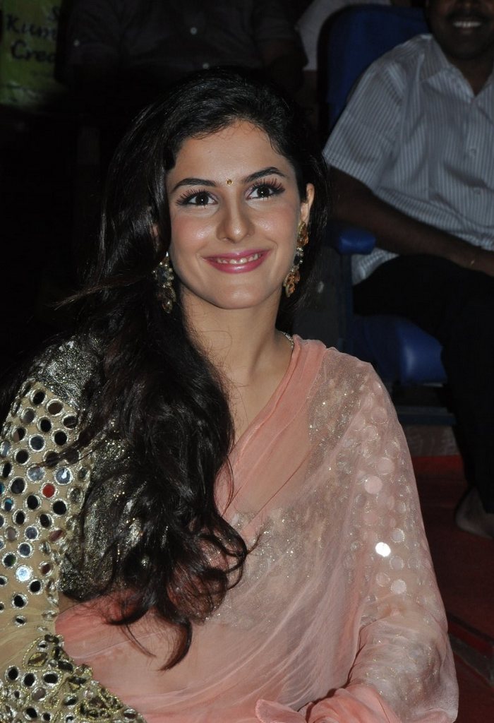 Little Google1: isha talwar hot bikini