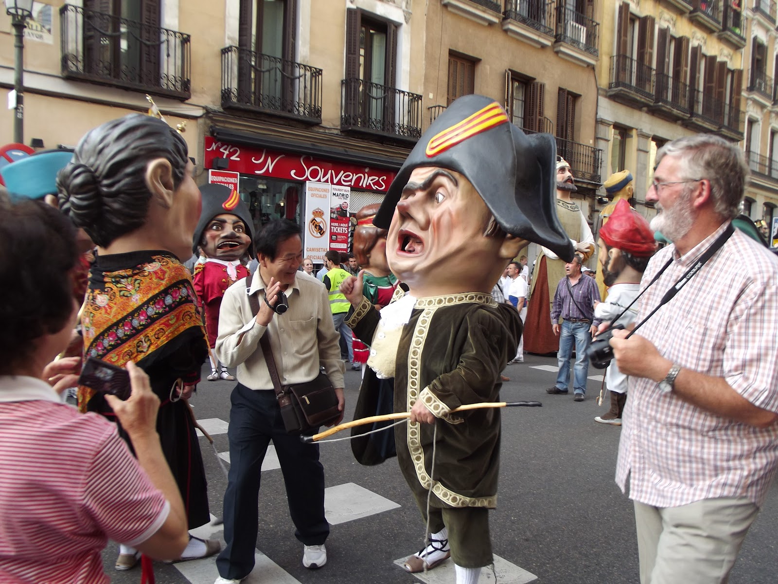 Go For the Gusto: gigantes y cabezudos